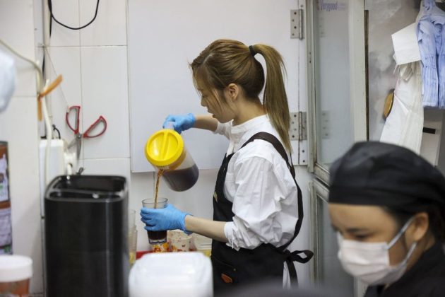 被发现在鸡饭店打工！30岁女星收入仅维持生计 | 红点网 RedDot News