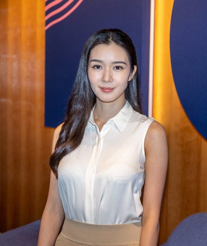 闯驾驶舱晒恩爱被轰 飞行员老公霸气护妻 | 红点网 RedDot News