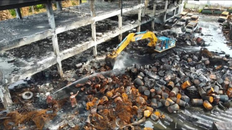 轮胎厂超级大火惊人 消防员奋战一周才扑灭 | 红点网 RedDot News